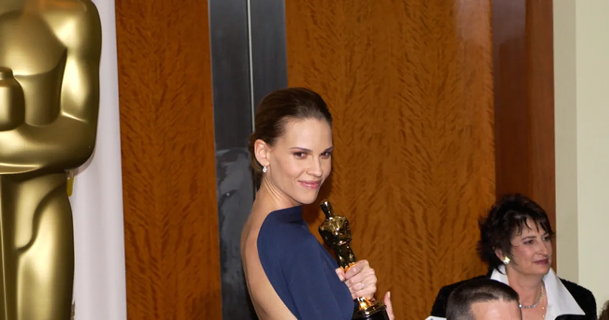 15 Most Memorable Red Carpet Looks of the 2000s - Fame10