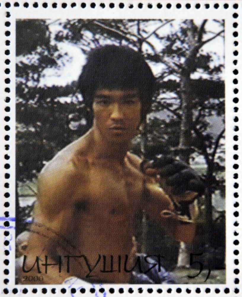 Bruce Lee's Famed Yellow Jumpsuit Up for Auction - Fame10