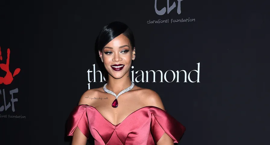 Brad Pitt Makes Fun Of Rihanna During Introduction At Diamond Ball - Fame10