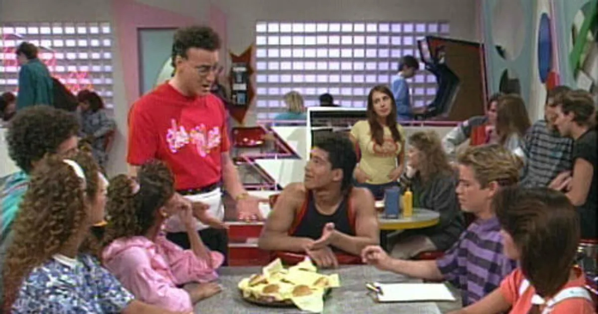 The Best Hangouts From Our Favorite '90s And 2000's TV Shows - Fame10