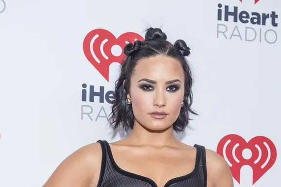 8 Celebrities Who Wear Way Too Much Eye Makeup - Fame10