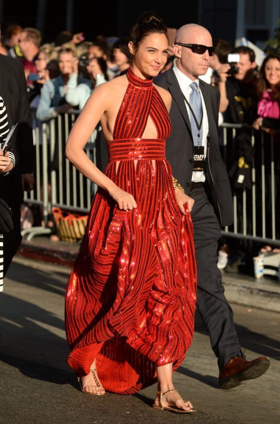 Celebrities Who Rocked Affordable Fashion On The Red Carpet - Fame10