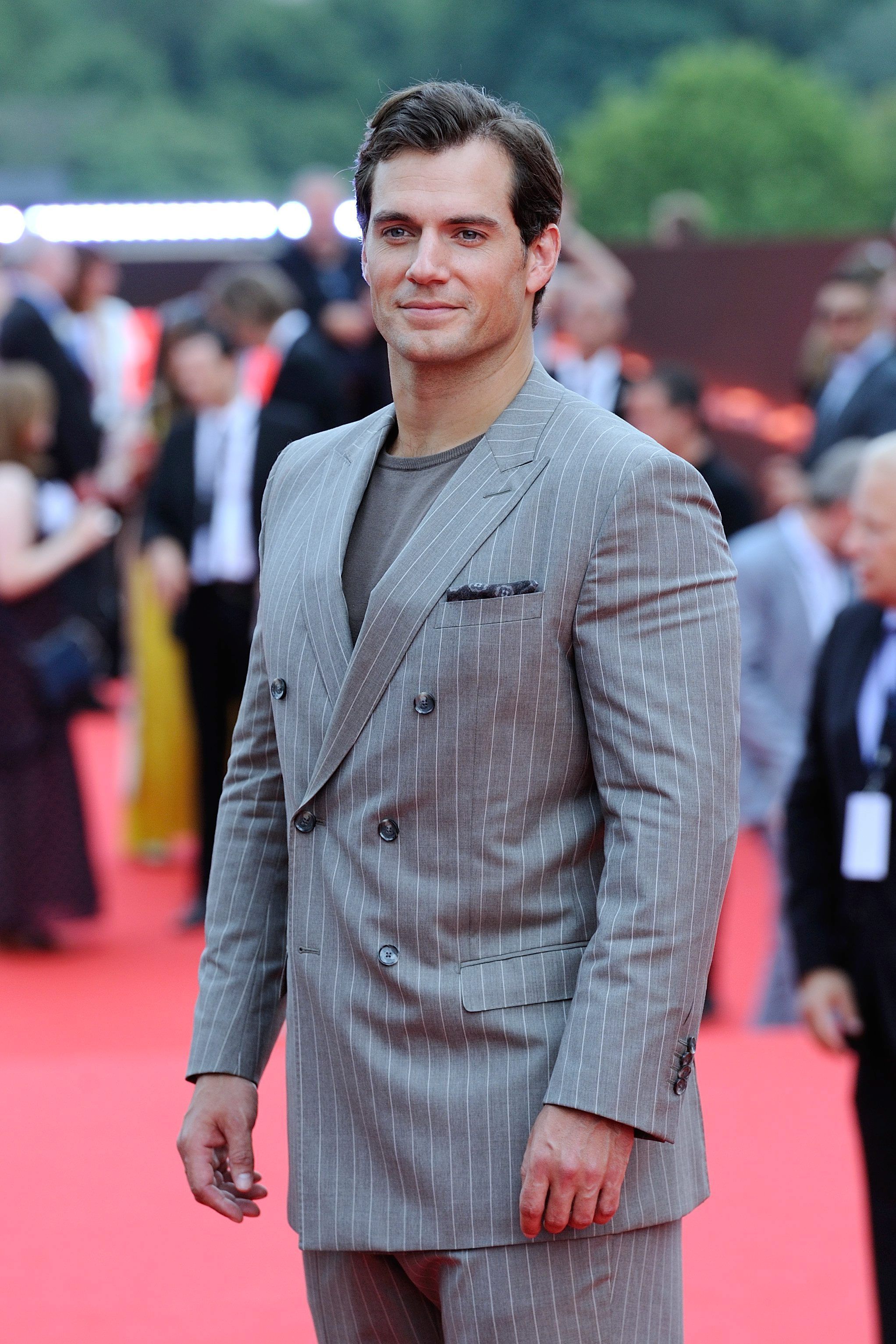 Henry Cavill Apologizes For Controversial Comments About Flirting - Fame10