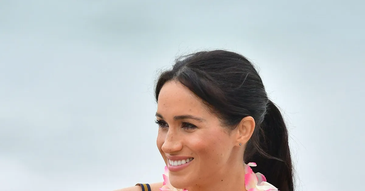Meghan Markle Went Barefoot In A Breezy Maxi Dress In Australia - Fame10