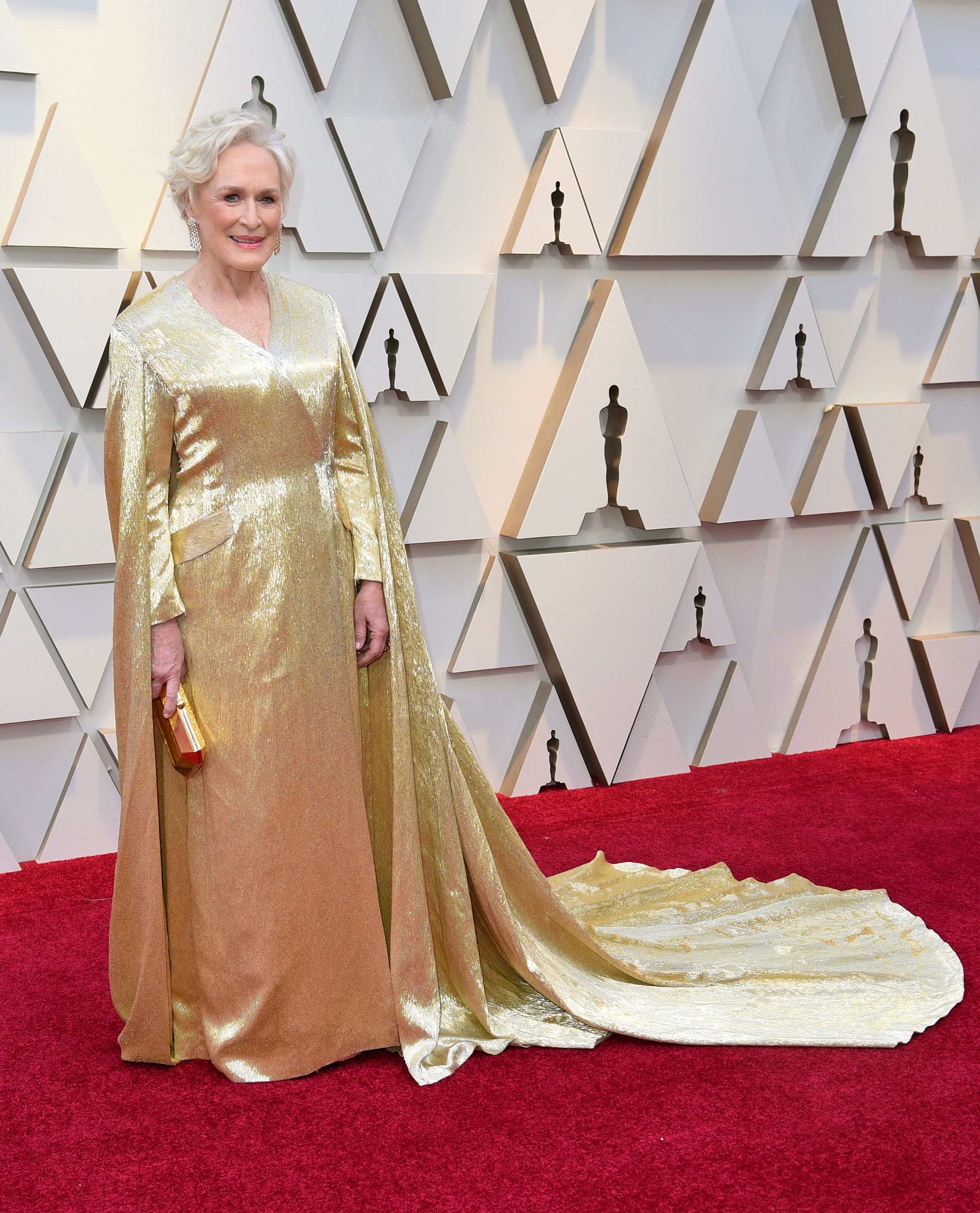 Glenn Close Walked The 2019 Oscars Red Carpet In A 42 Pound Gown - Fame10