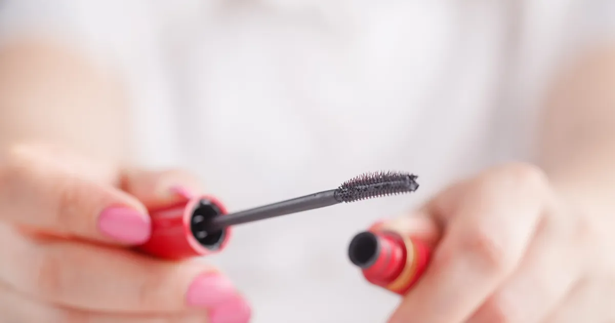 The 5 Best Mascaras For Sensitive Eyes - Fame10